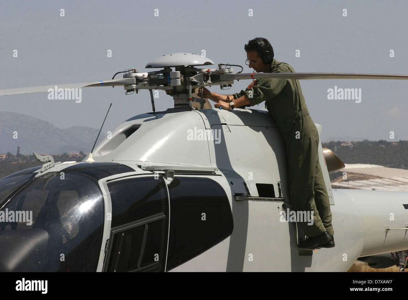 Mechanics helicopter hi-res stock photography and images - Alamy