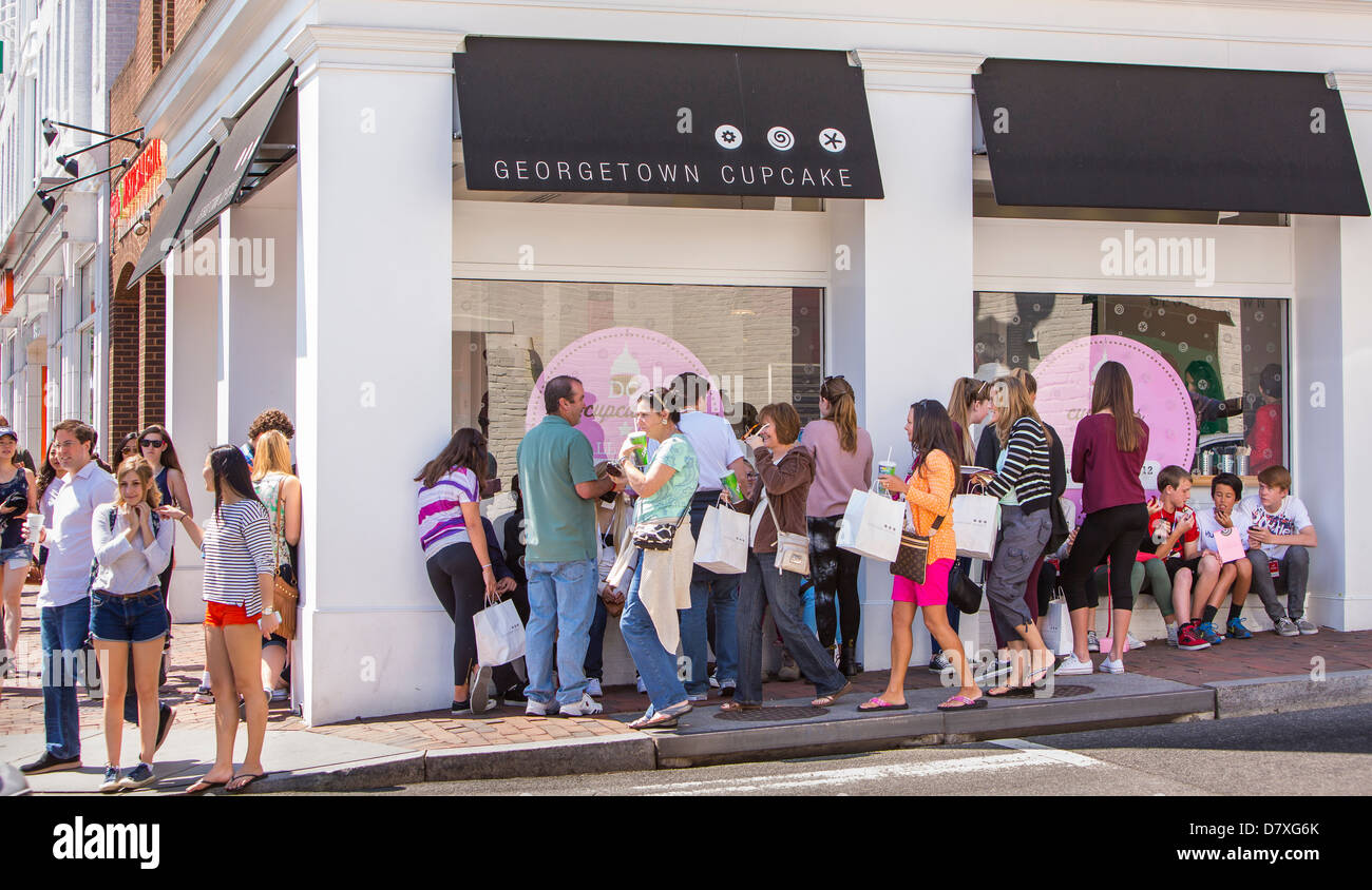 WASHINGTON, DC, USA - People lining up for Georgetown Cupcake shop at ...