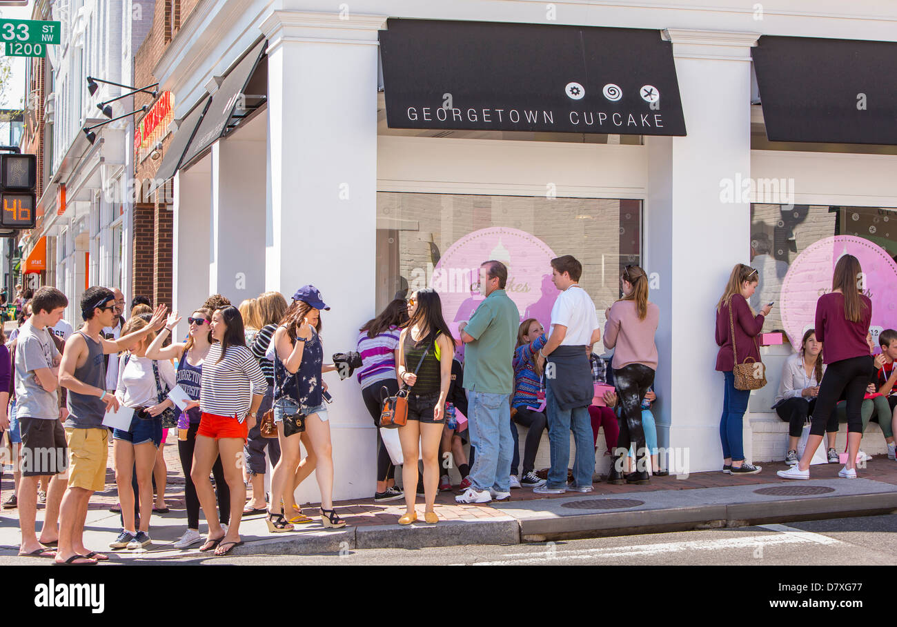 People lining the streets hi-res stock photography and images - Alamy