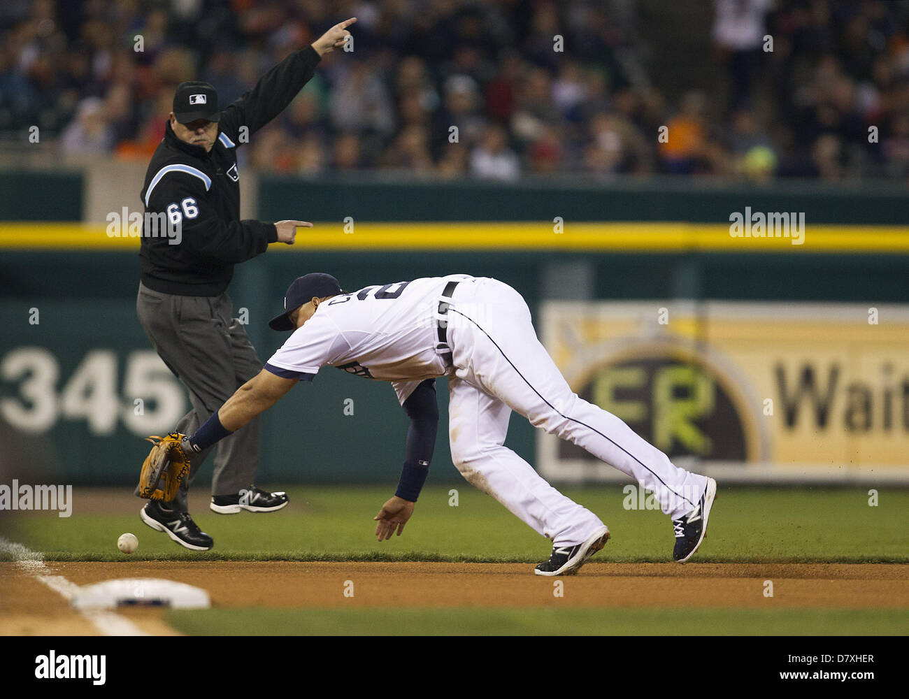 Baseball umpire signals hi-res stock photography and images - Alamy