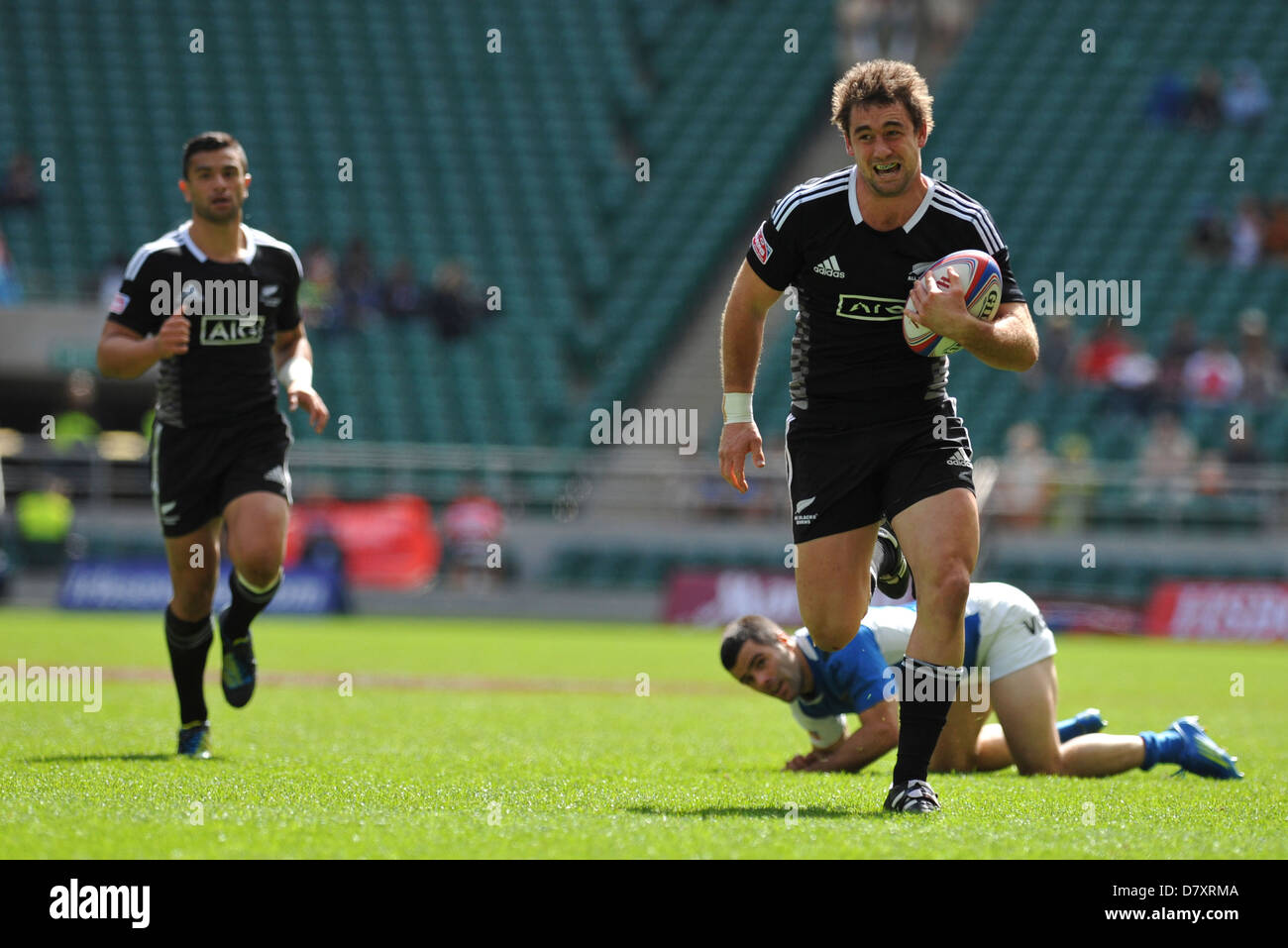 Full back with the new zealand all blacks hi-res stock photography and ...