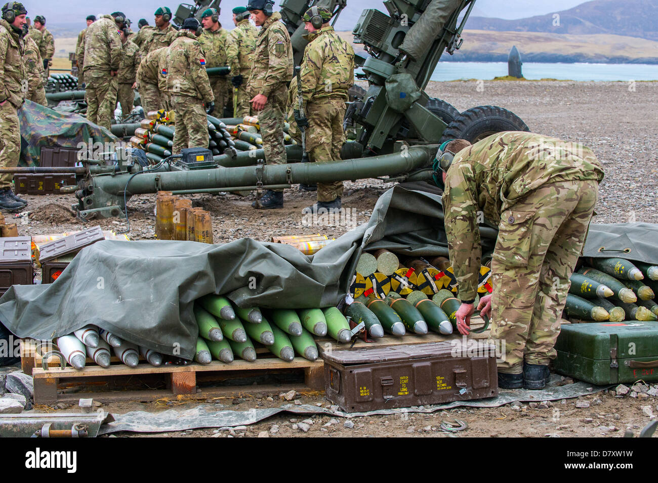 29 Commando Regiment Royal Artillery using L118 Artillery Guns in ...