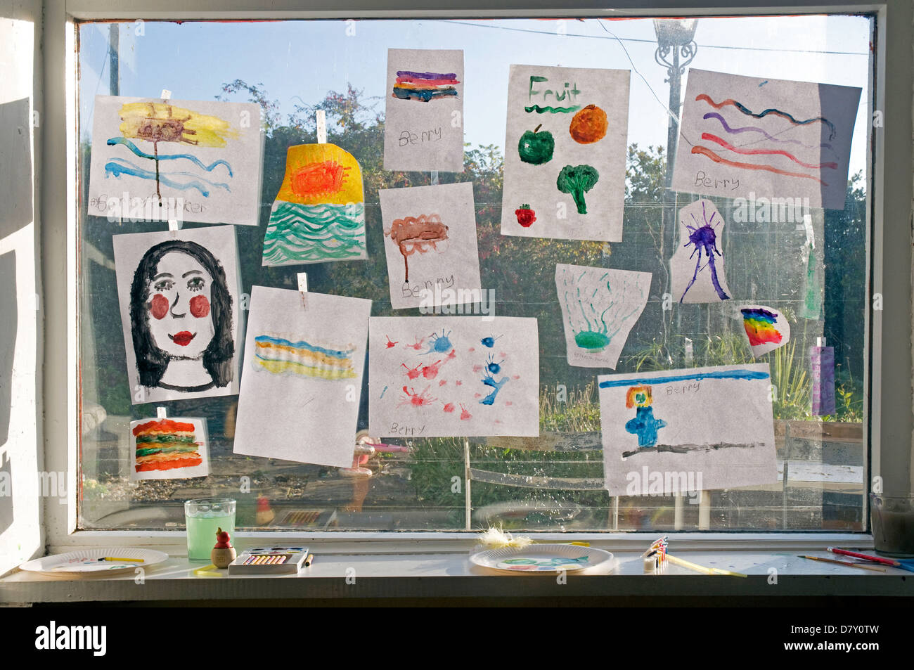 Childrens drawings family hi-res stock photography and images - Alamy