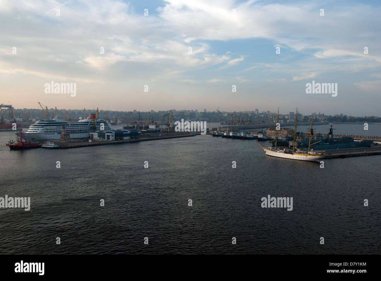 Ships constanta port romania hi-res stock photography and images - Alamy