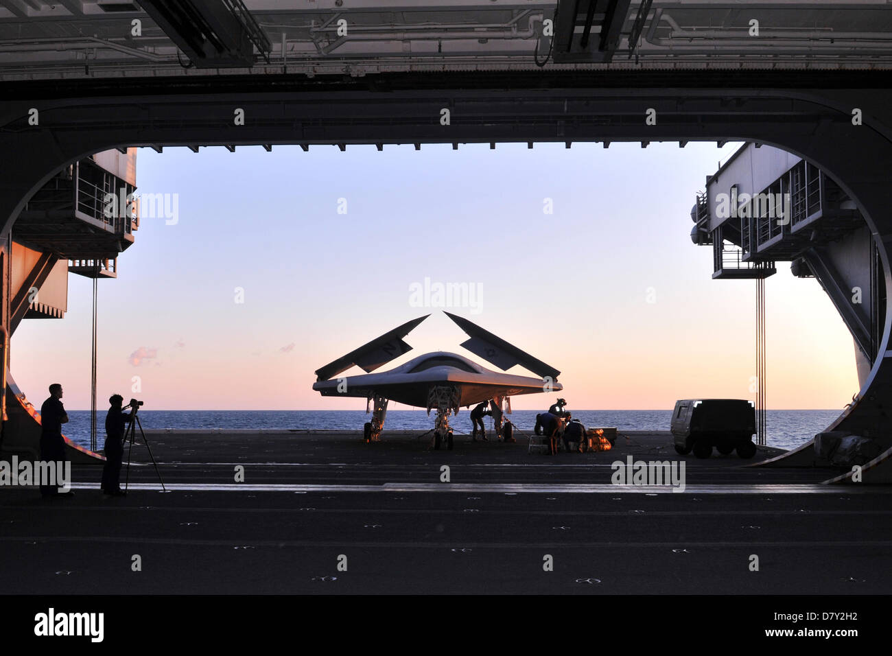 Aircraft elevator hi-res stock photography and images - Alamy