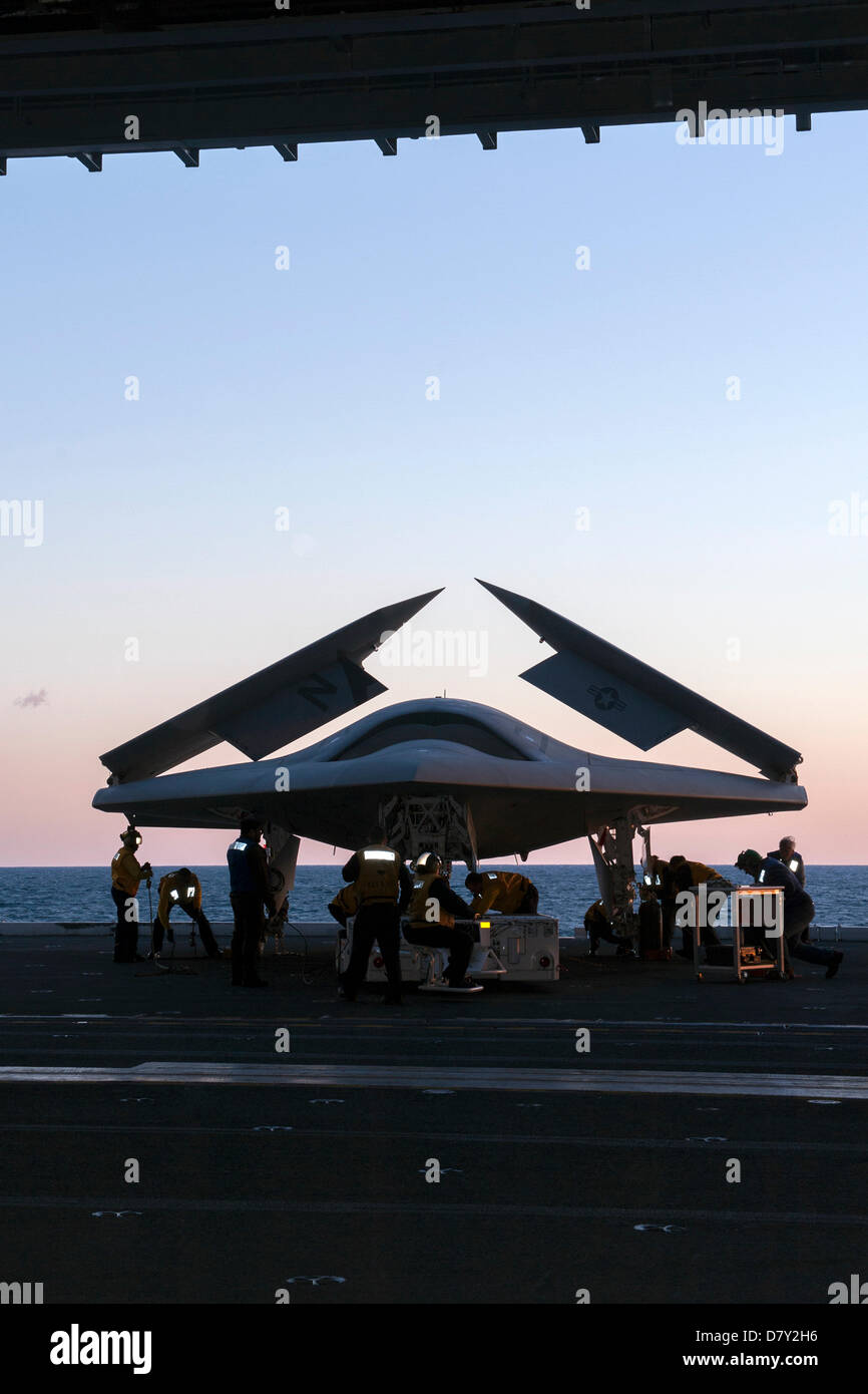 Aircraft elevator hi-res stock photography and images - Alamy