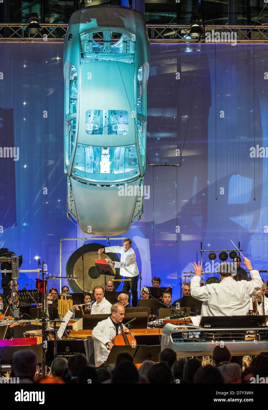 Dresden, Germany. 14th May, 2013. Musician Magnus Lindberg (back ...
