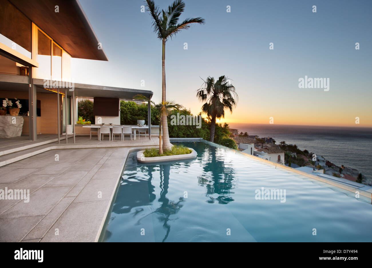Palm tree and swimming pool hi-res stock photography and images - Alamy
