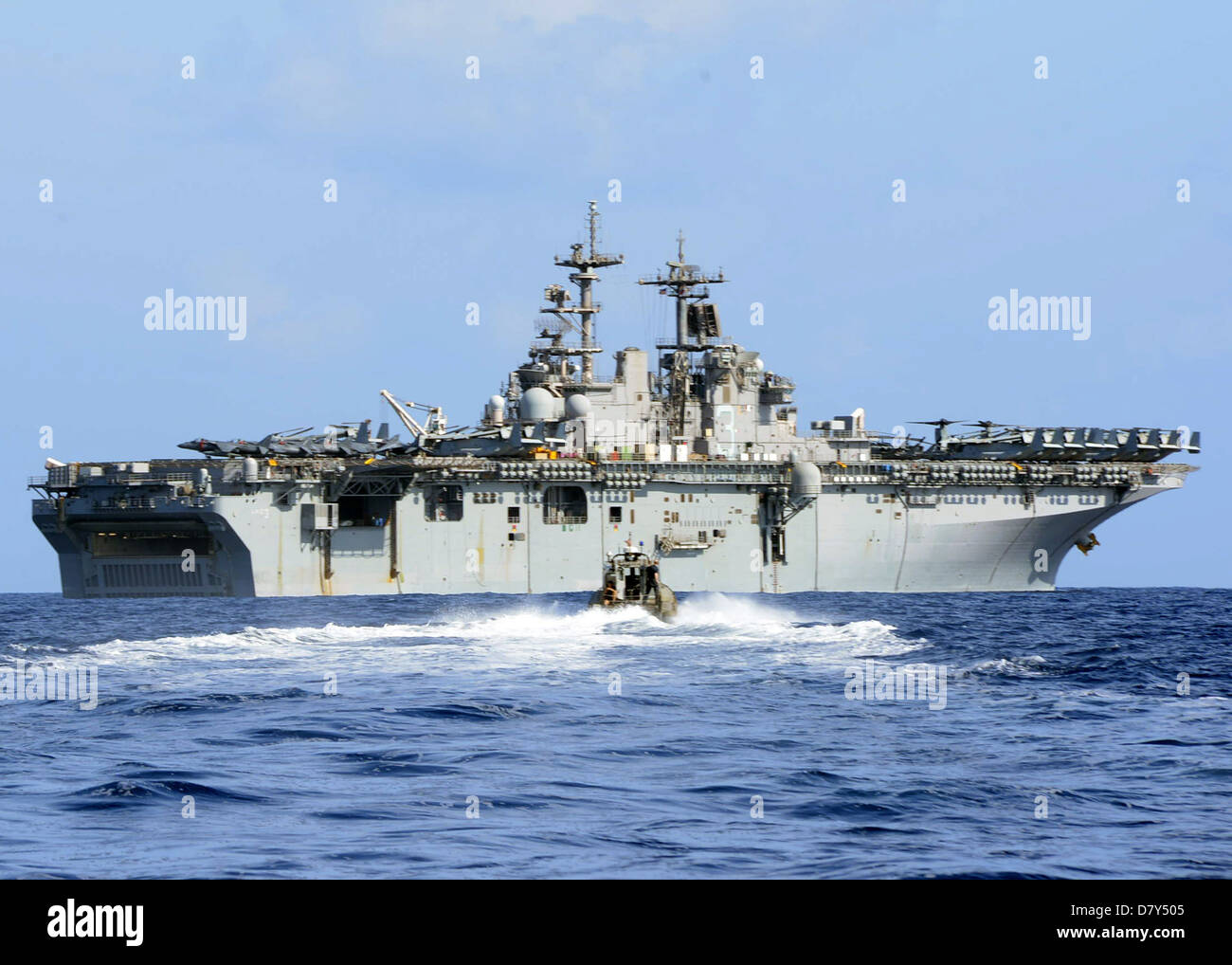 USS Kearsarge conducts a simulated small-craft attack Stock Photo - Alamy