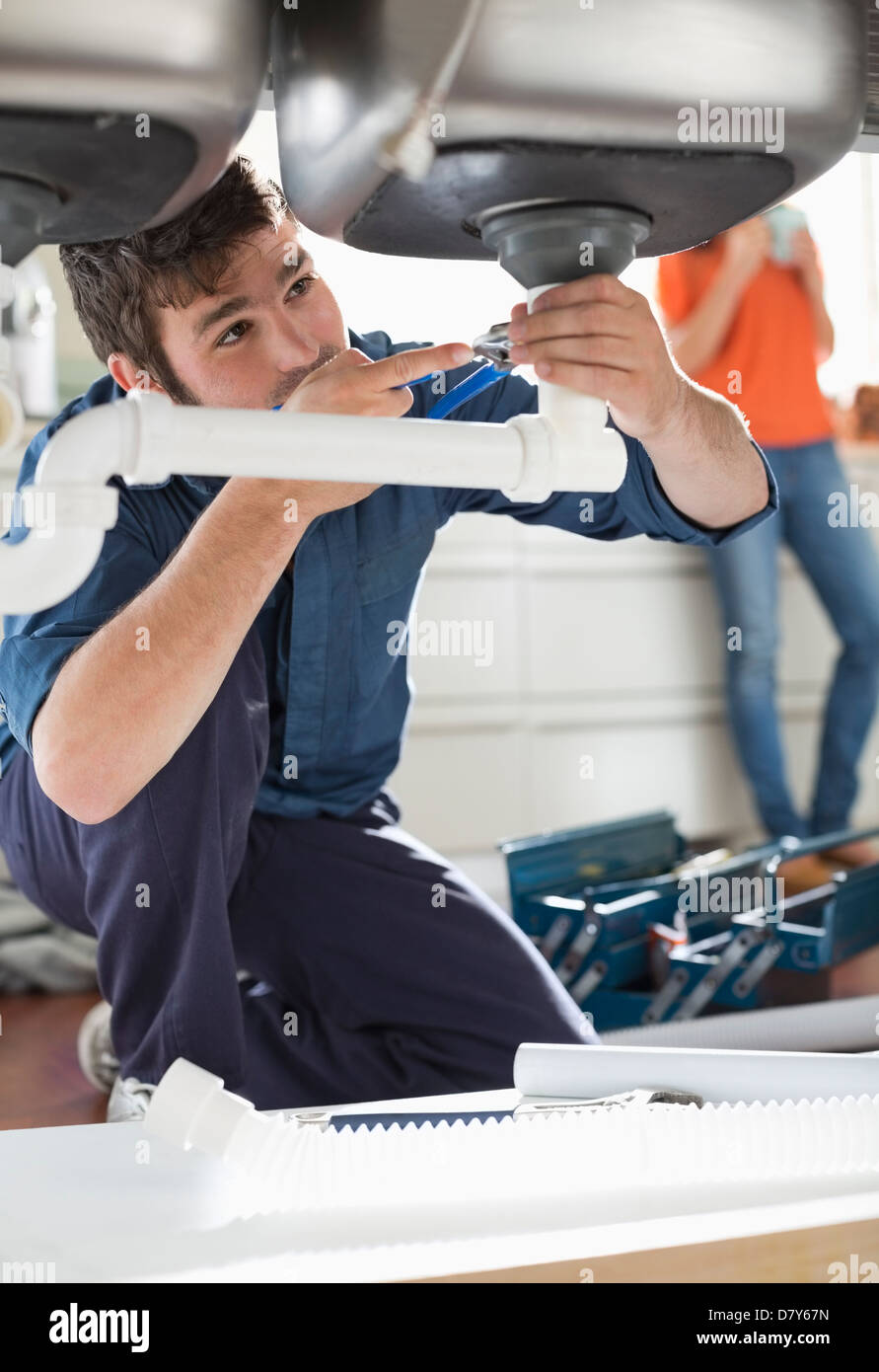 Female plumber fixing sink hi-res stock photography and images - Alamy
