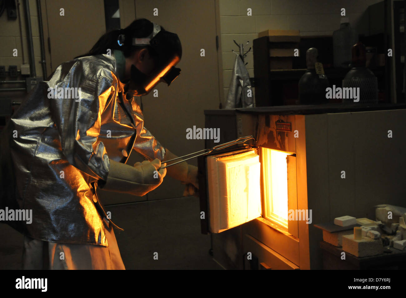 Scientist tests materials at Carderock Ceramics Lab Stock Photo - Alamy