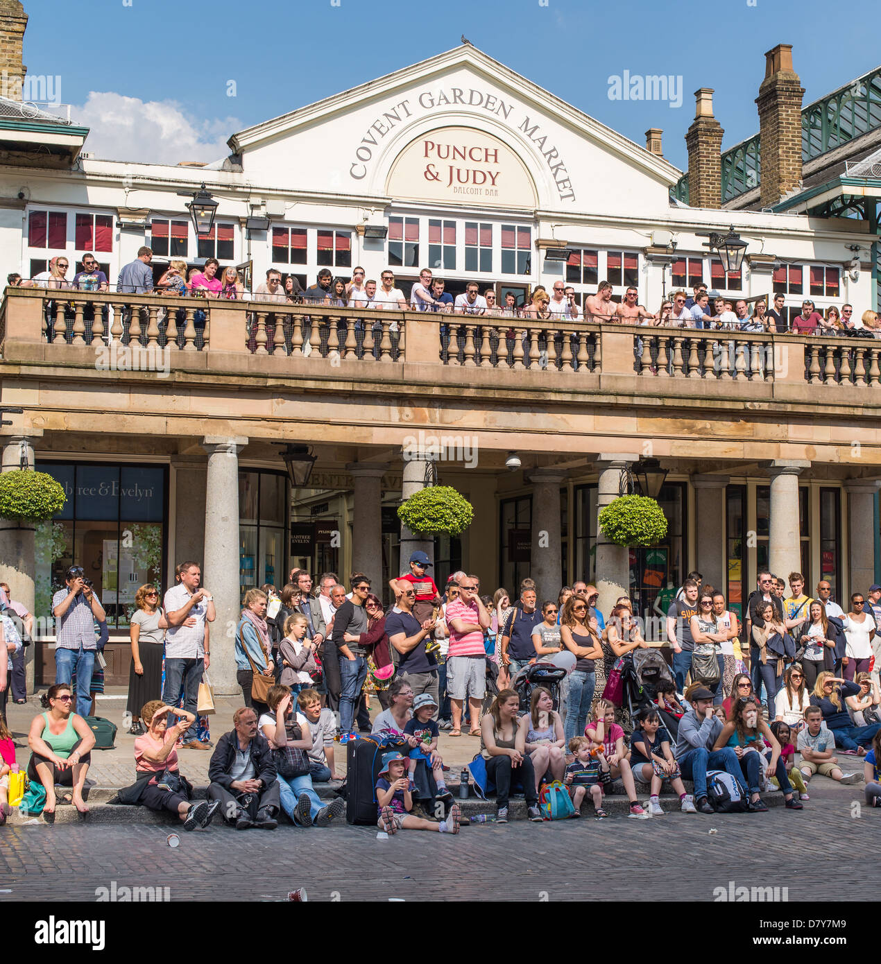 Crowd of spectators watching Stock Photo - Alamy