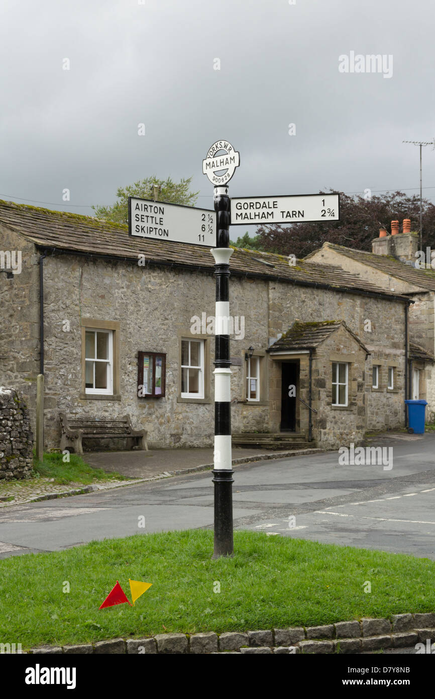 Old fashioned signpost hi-res stock photography and images - Alamy