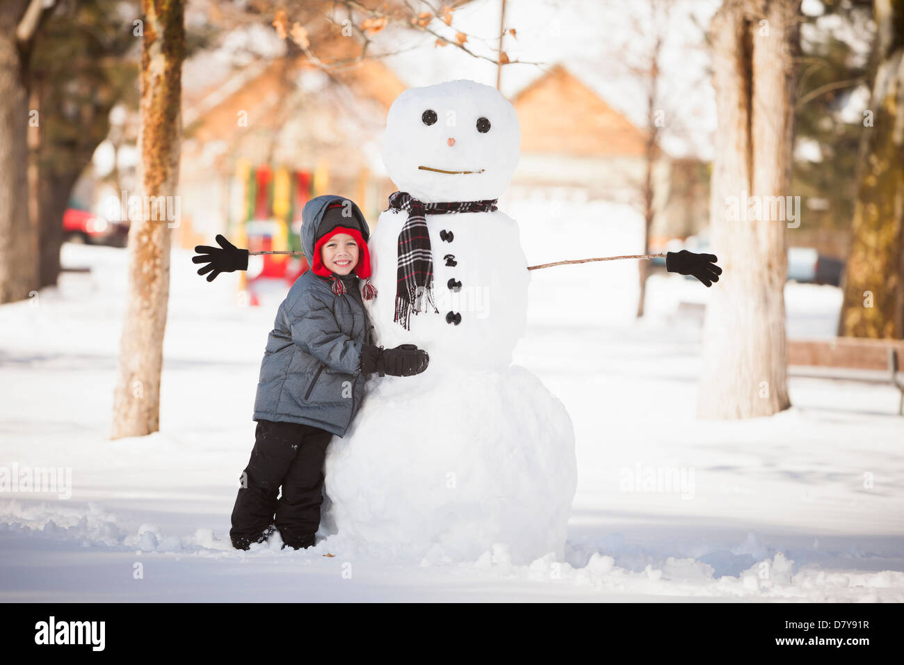 Snowman building hi-res stock photography and images - Alamy
