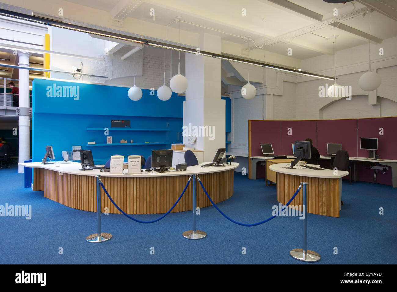 College reception desk hi-res stock photography and images - Alamy