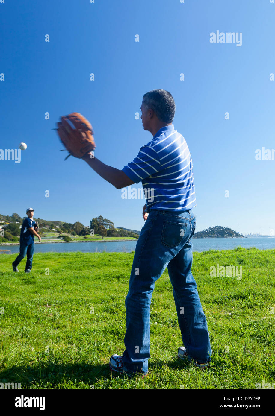 Father son playing catch hi-res stock photography and images - Alamy