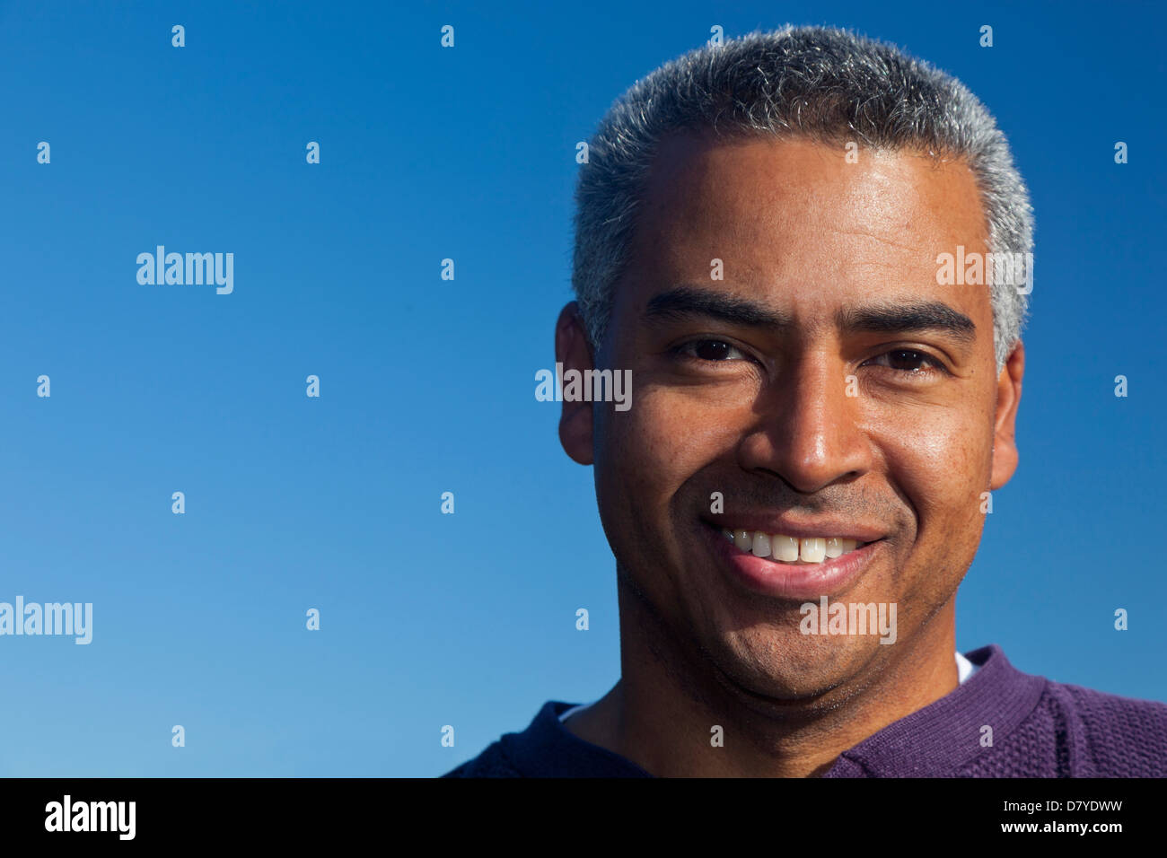 Man looking up sky smiling hi-res stock photography and images - Alamy