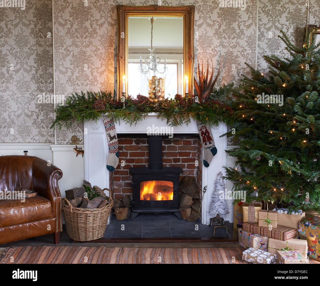 Christmas tree and fireplace hi-res stock photography and images - Alamy