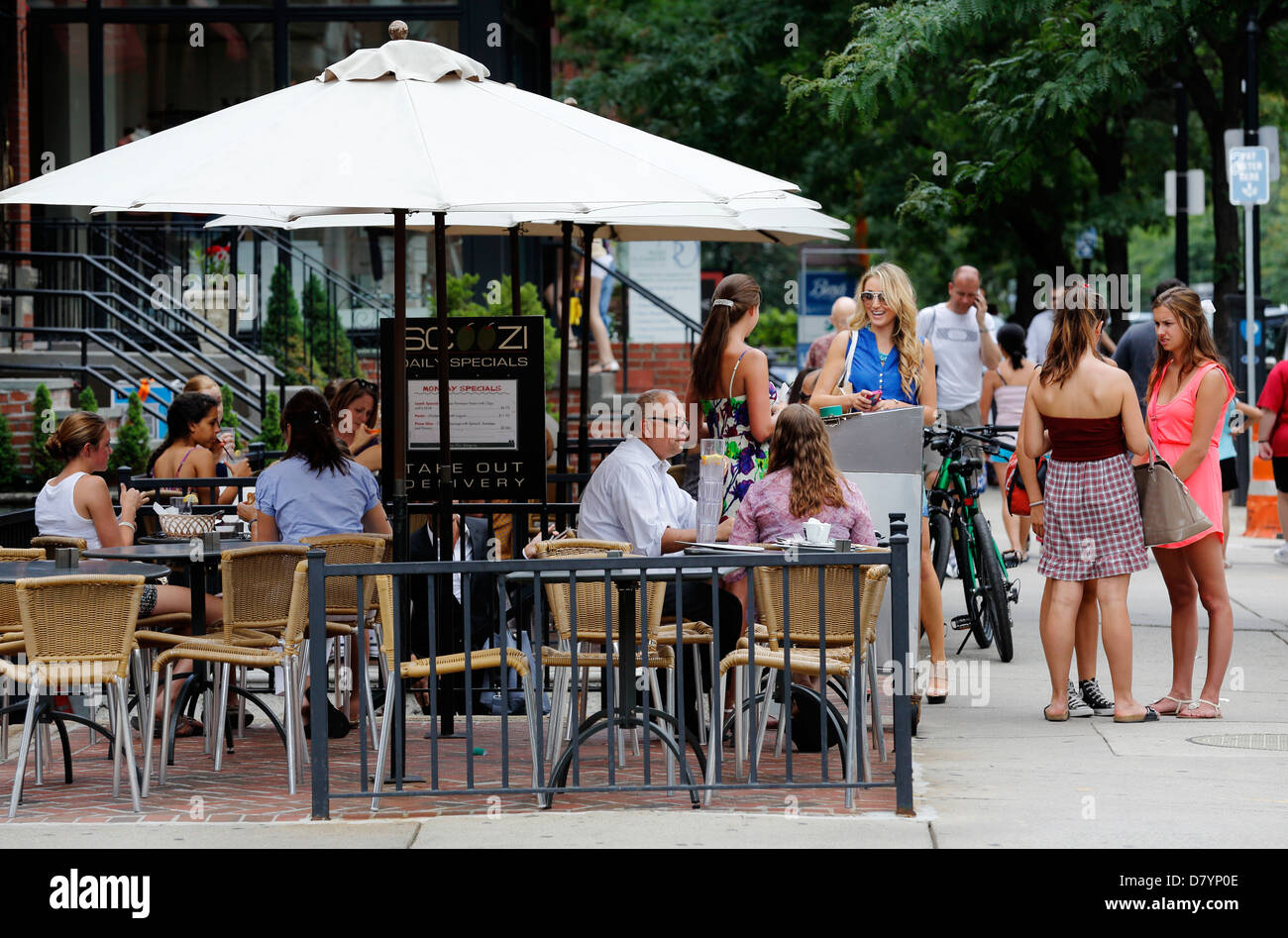 Street cafe and pedestrians hi-res stock photography and images - Alamy
