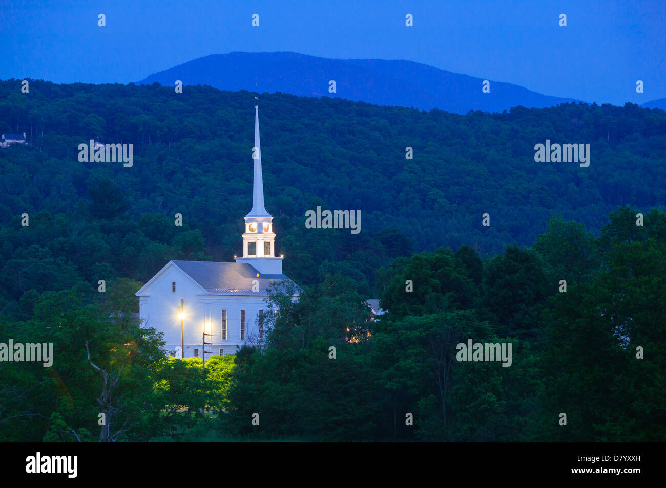 Stowe Community Church at dusk in Stowe, Vermont, USA Stock Photo - Alamy