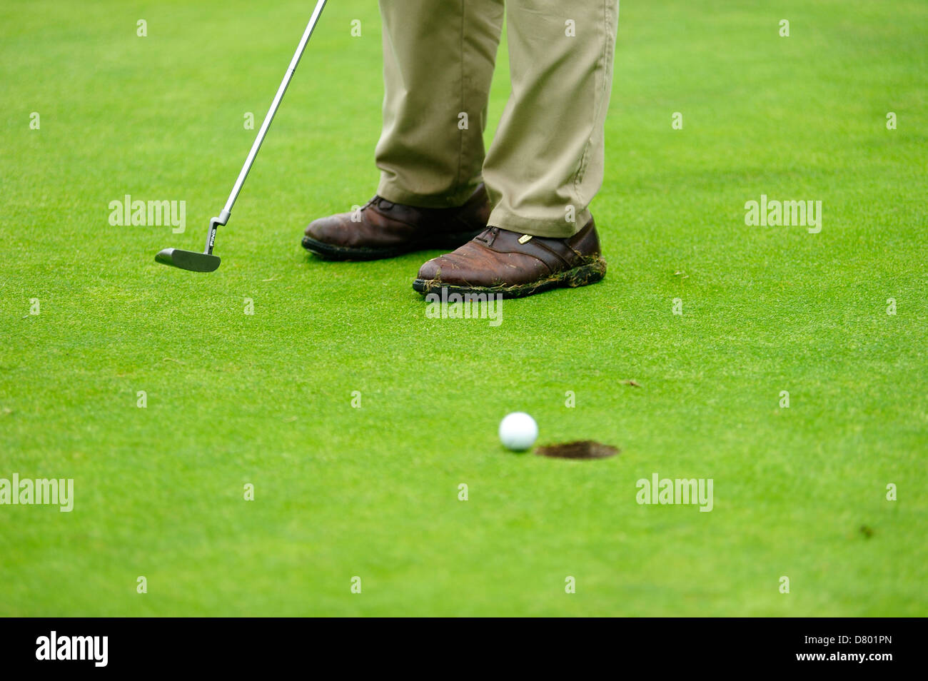 Golf ball going into hole hi-res stock photography and images - Alamy