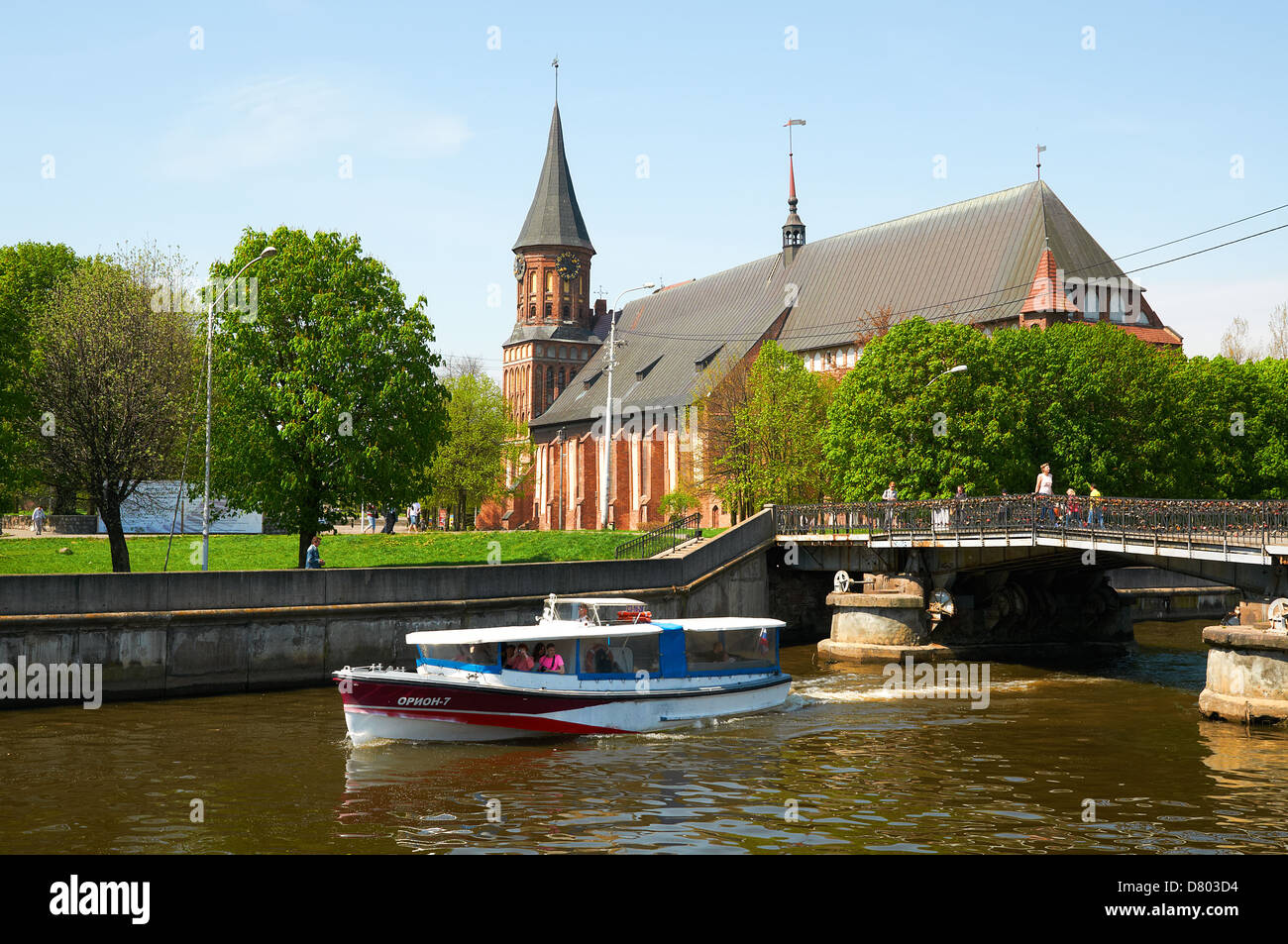 View to pedestrian bridge (Honigbrucke) and Kant's cathedral in ...