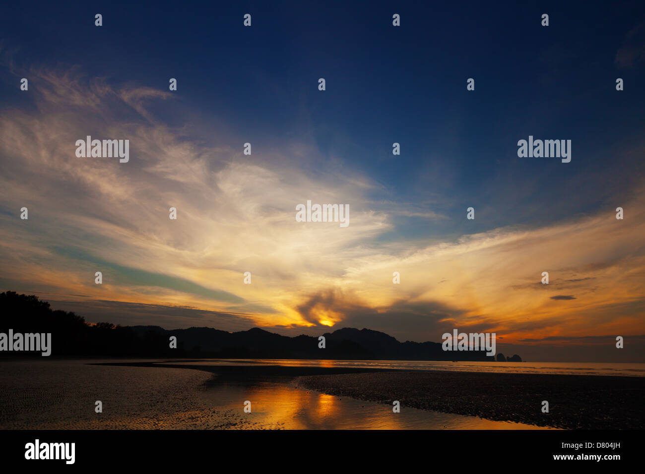 Sunset view over ocean colorful hi-res stock photography and images - Alamy