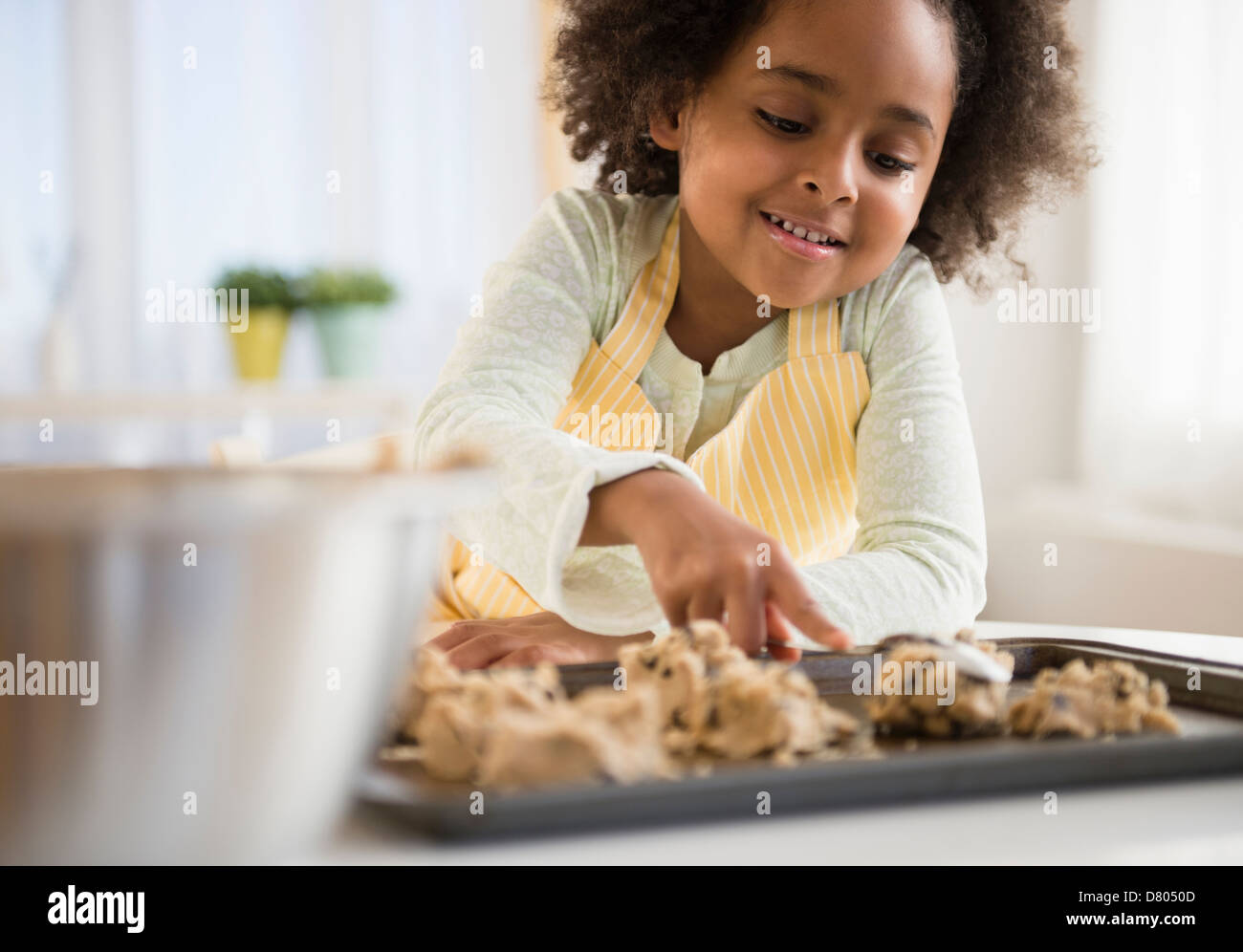 Black girls baking hi-res stock photography and images - Alamy