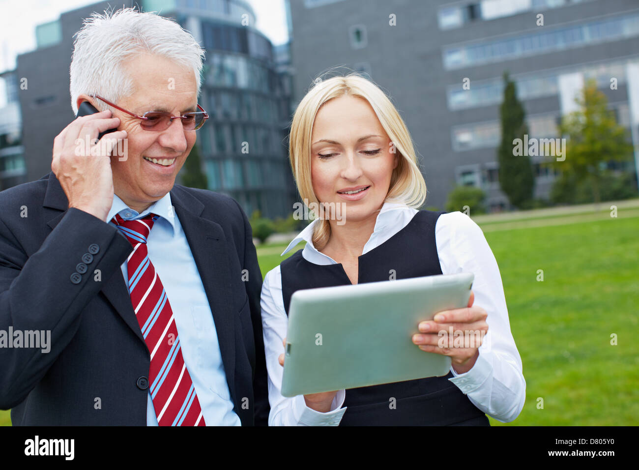 Team tablet smile people hi-res stock photography and images - Alamy