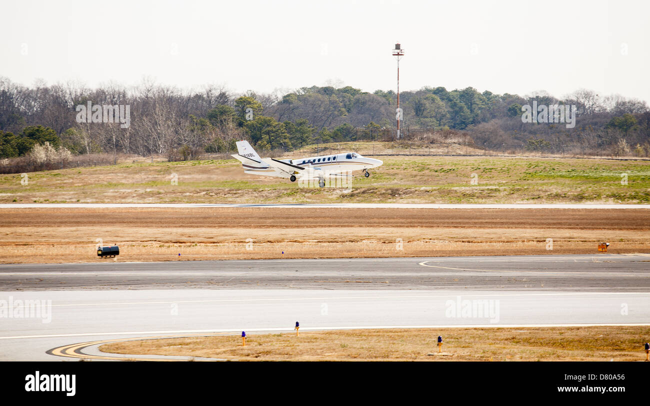 Small jet landing hi-res stock photography and images - Alamy