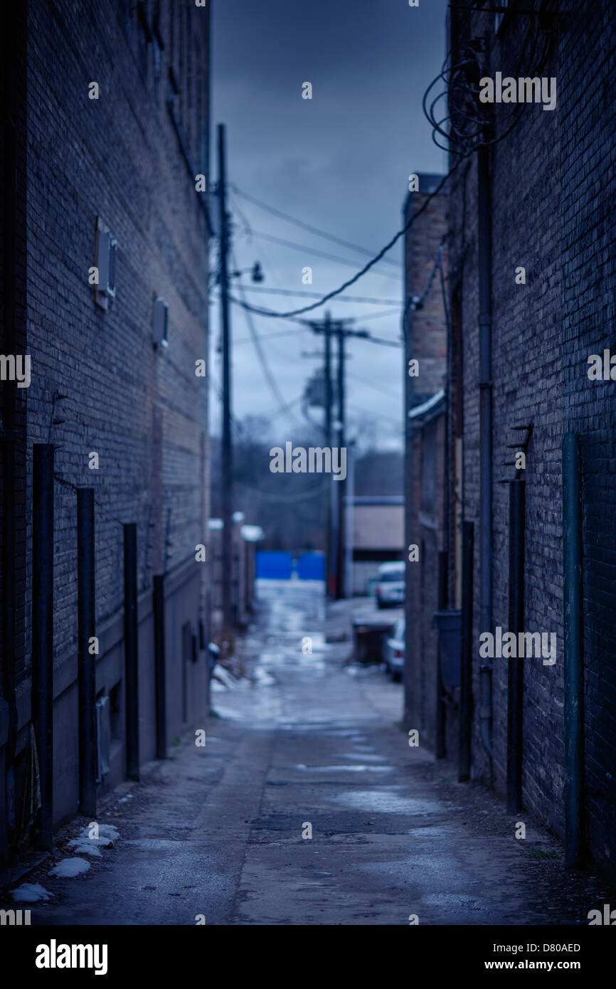 Abandoned urban alleyway Stock Photo - Alamy