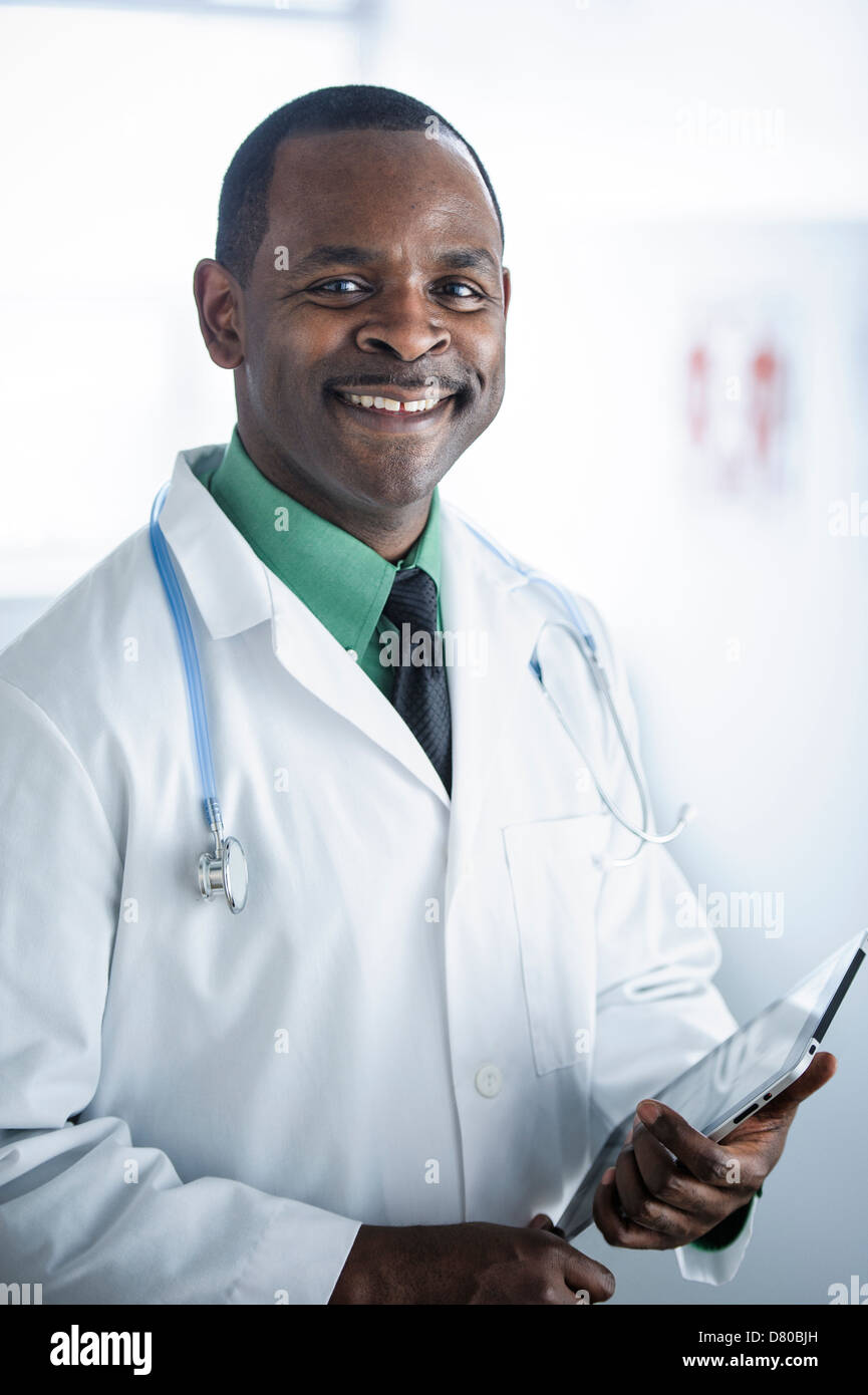 Black doctor smiling hi-res stock photography and images - Alamy