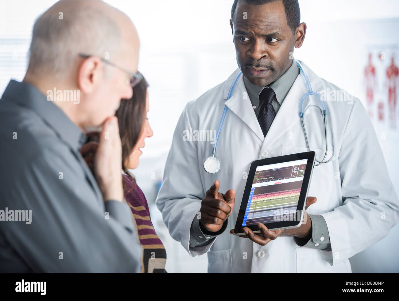 Doctor talking to patient computer hi-res stock photography and images ...