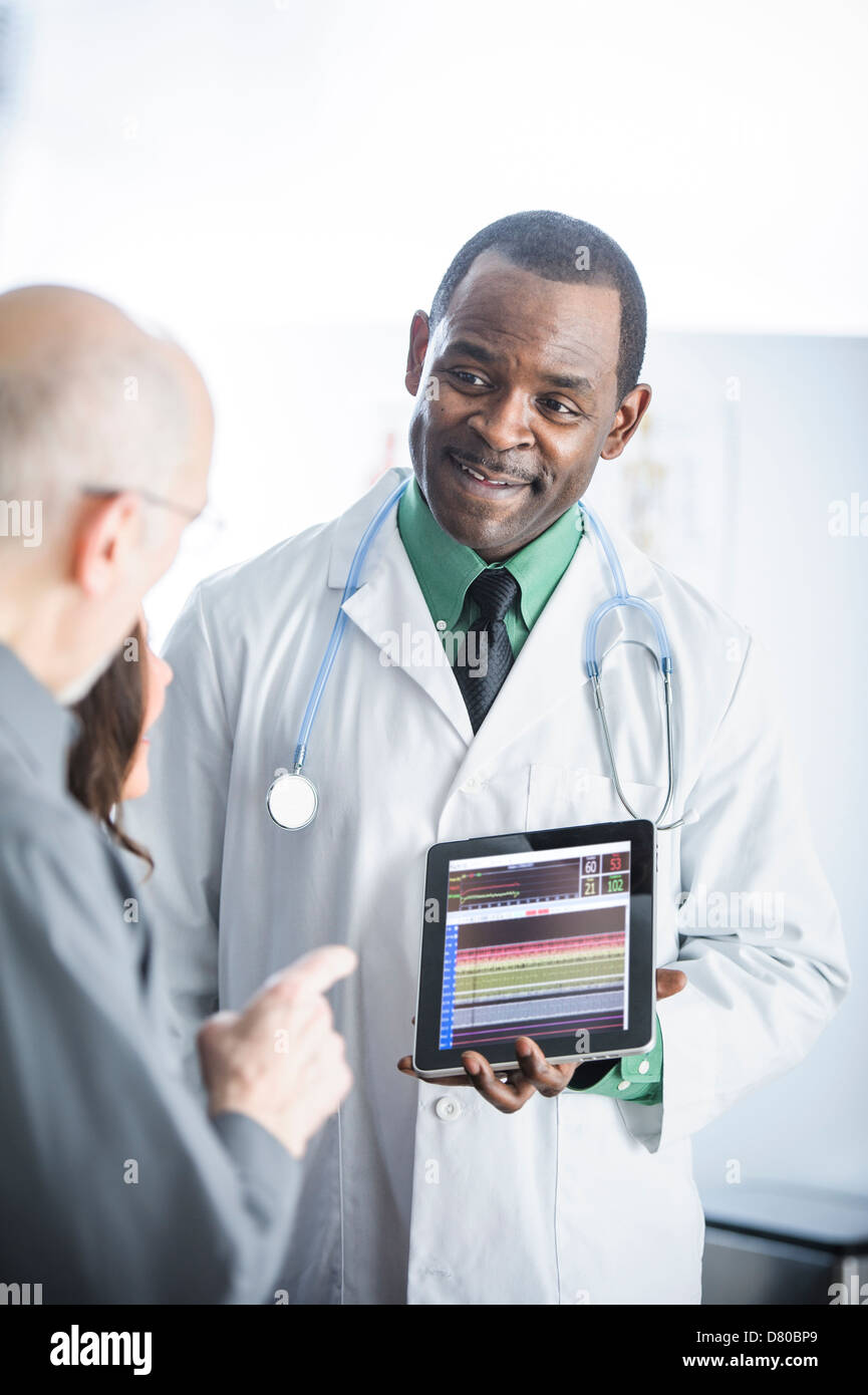 Doctor talking to patient computer hi-res stock photography and images ...