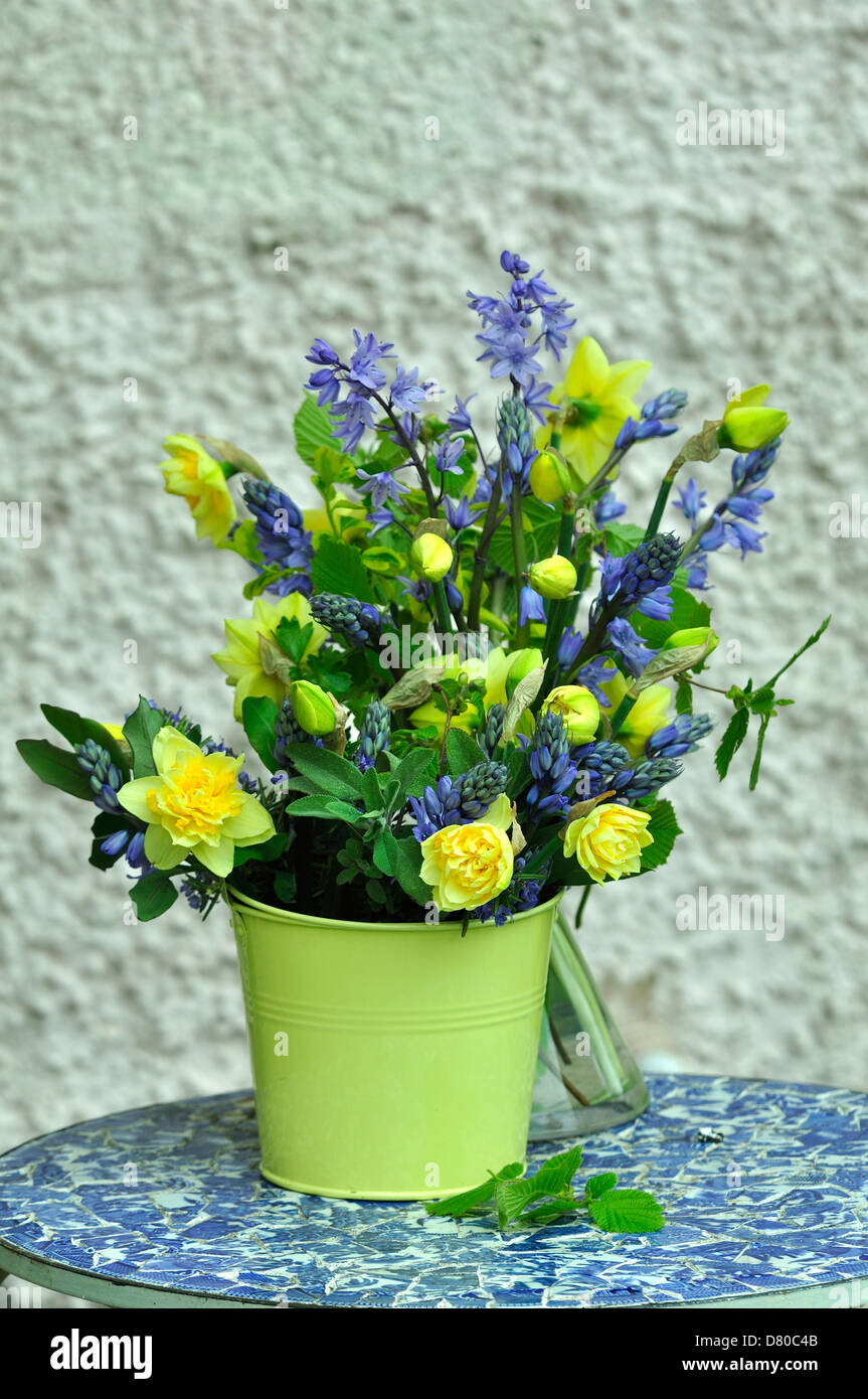 Yellow flowers table hi-res stock photography and images - Alamy