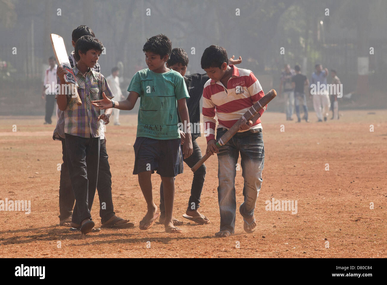 Kids playing cricket hi-res stock photography and images - Alamy