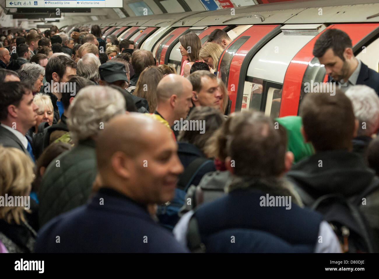 Train station overcrowded london tube hi-res stock photography and ...