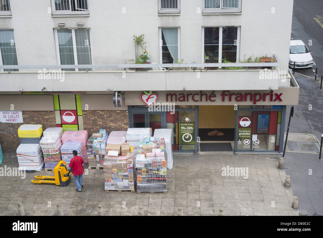 Delivery of products hi-res stock photography and images - Alamy