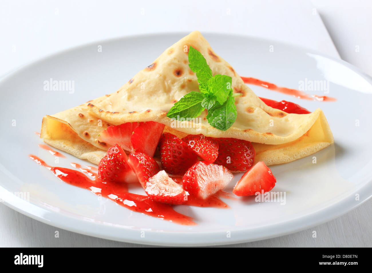 Crepe with fresh strawberries and coulis Stock Photo - Alamy