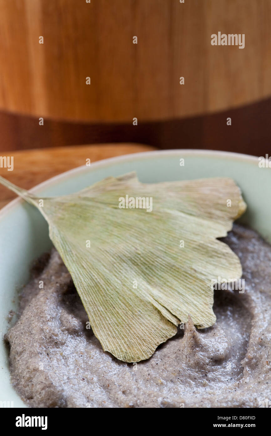 Organic herbal cream mask with ginkgo leaf Stock Photo - Alamy