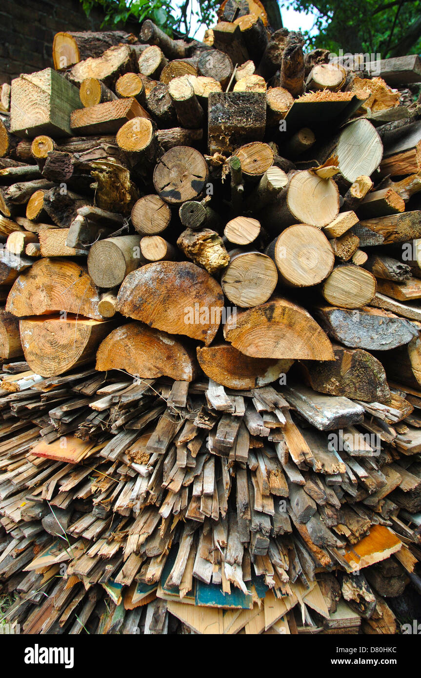 Pile of chopped logs Stock Photo - Alamy