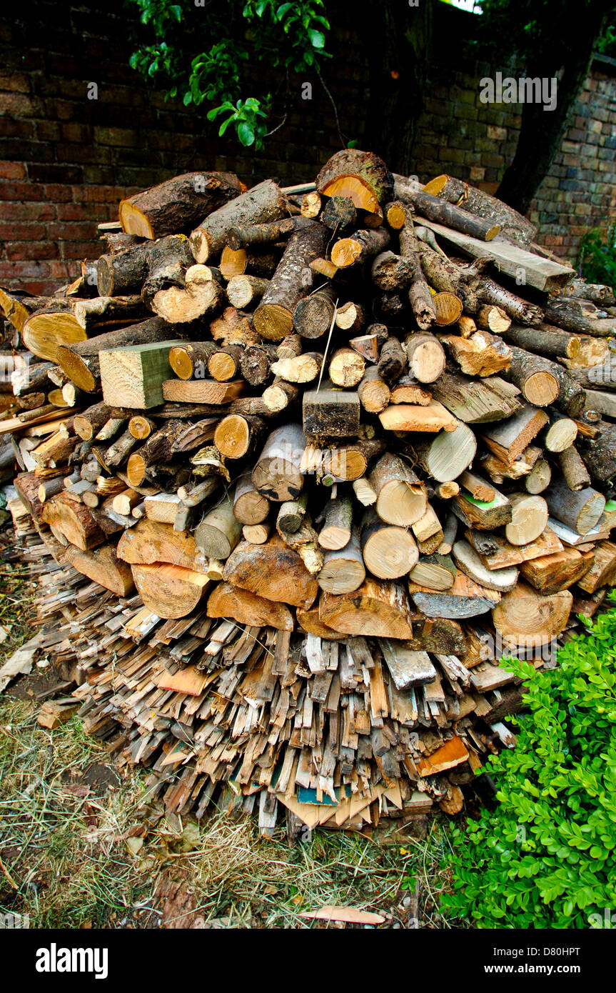 Pile of chopped logs Stock Photo - Alamy
