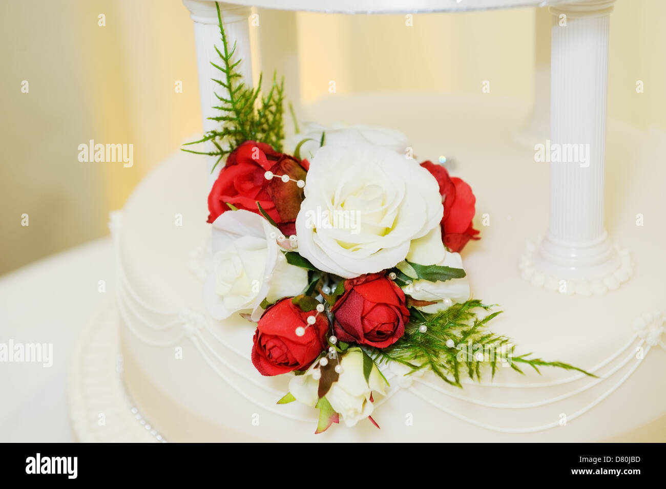 Wedding cake with red and white rose decoration closeup Stock Photo - Alamy