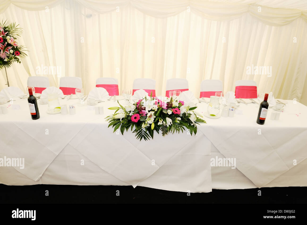 Wedding reception table decorated with red flowers Stock Photo - Alamy