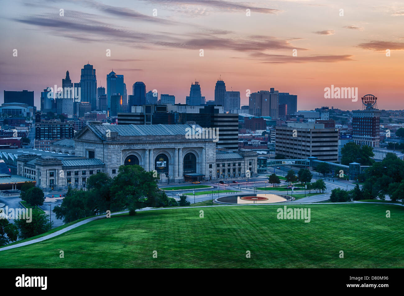Kansas city skyline at sunrise hi-res stock photography and images - Alamy