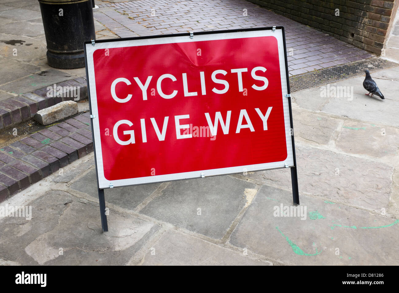 Give way sign hi-res stock photography and images - Alamy