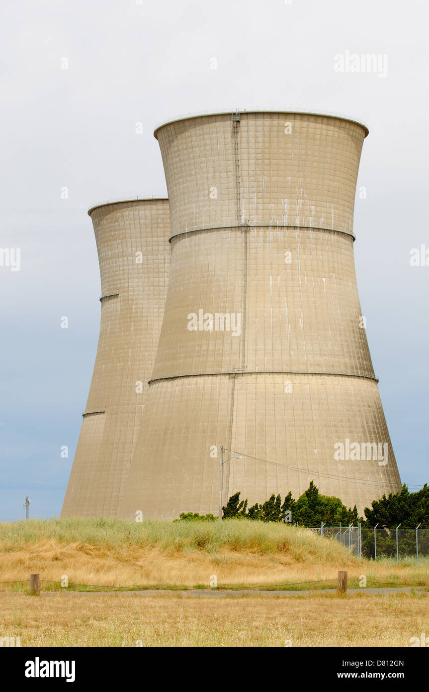 Nuclear Power Station cooling towers and reactor building Stock Photo ...