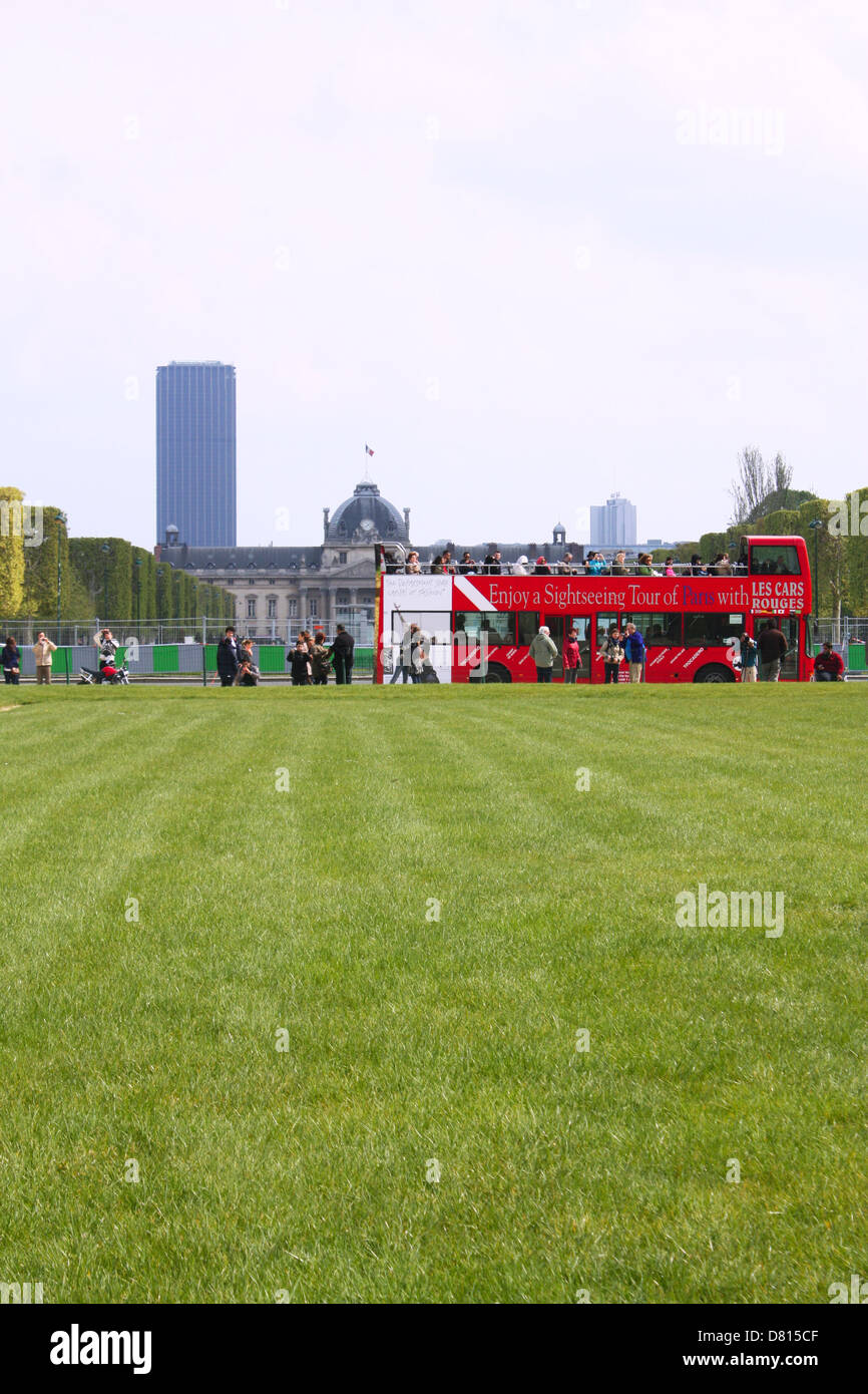 Tour bus paris hi-res stock photography and images - Alamy
