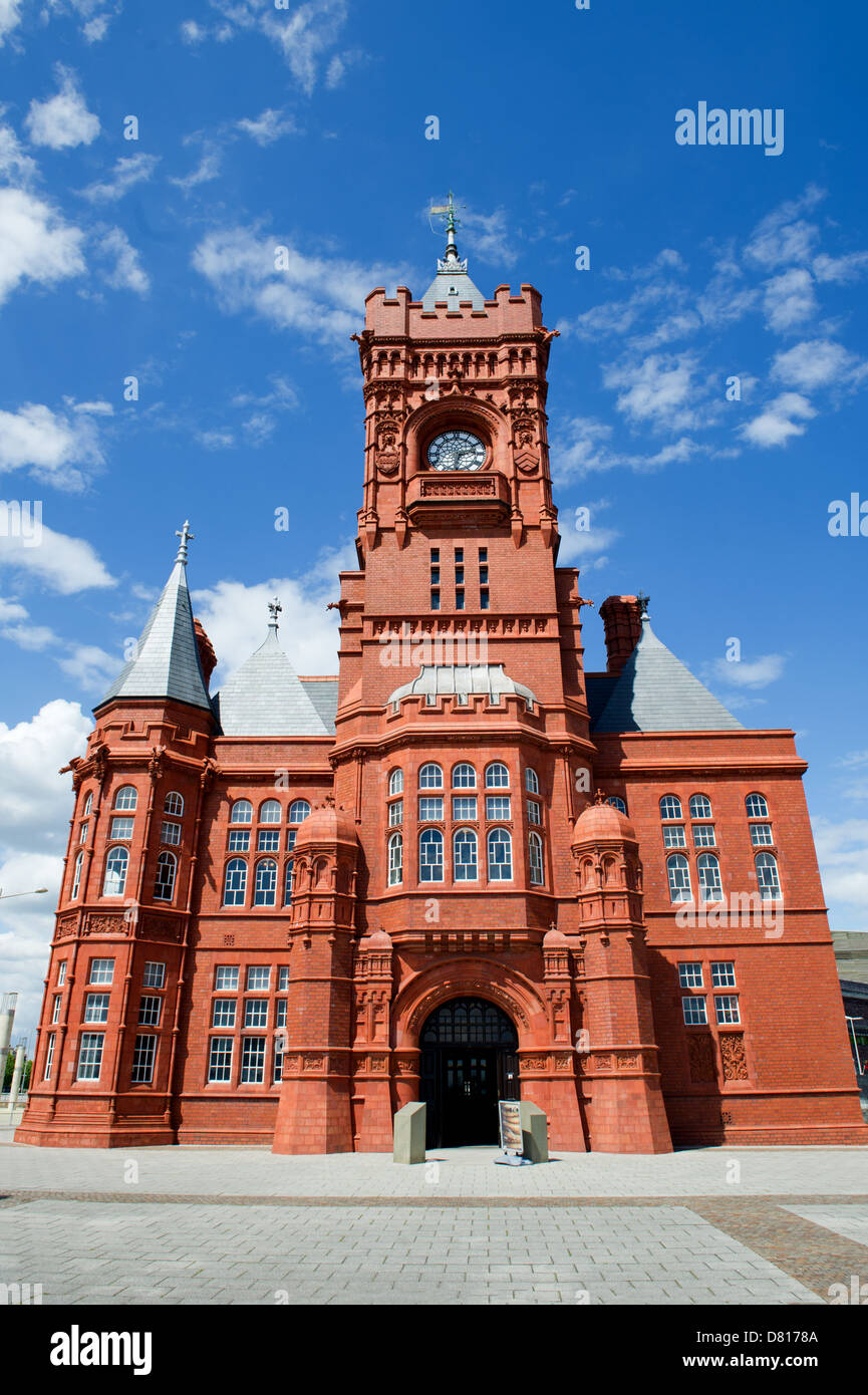 Big red brick building hi-res stock photography and images - Alamy