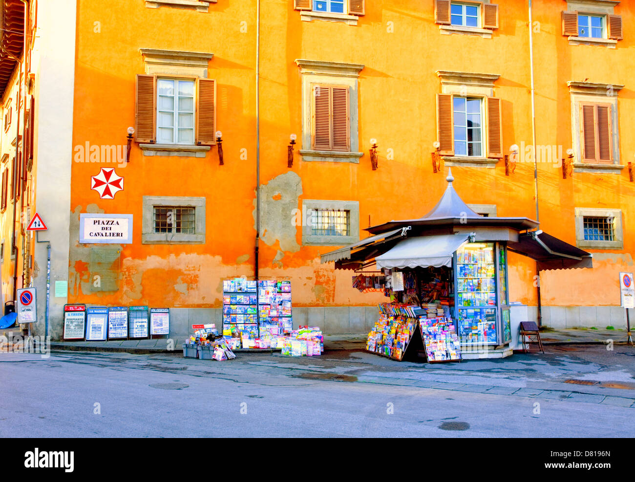 Early morning at the Piazza Dei Cavalieri (Knights' Square) in Pisa ...